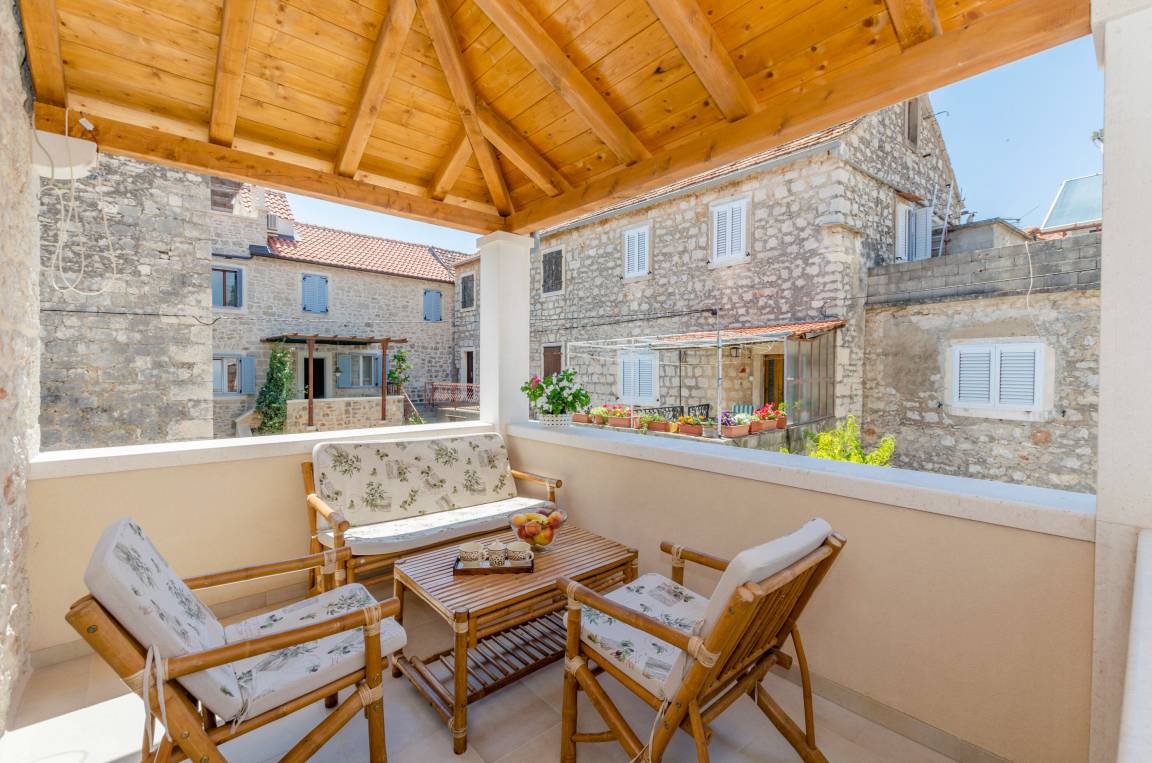 80 M² Ferienhaus ∙ 2 Schlafzimmer ∙ 6 Gäste - Stari Grad