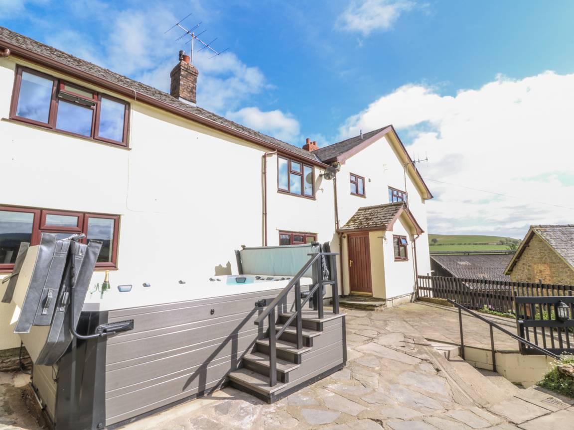 Cottage ∙ 6 Bedrooms ∙ 16 Guests - England