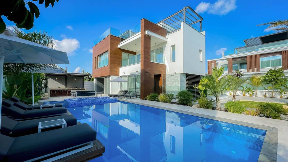 300 M² Apartment ∙ 6 Bedrooms ∙ 12 Guests - Ayia Napa