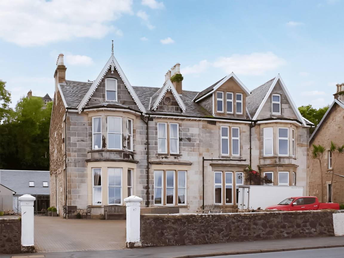 Cottage ∙ 6 Bedrooms ∙ 16 Guests - Largs