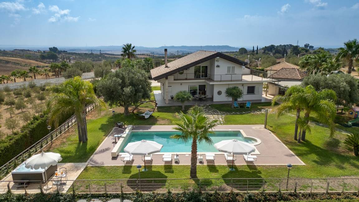240 M² Villa ∙ 3 Bedrooms ∙ 6 Guests - Gela