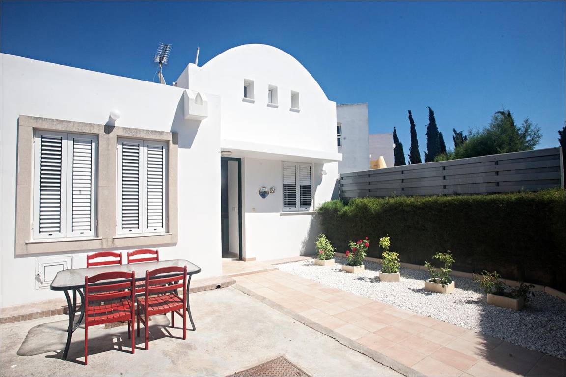 90 M² Bungalow ∙ 3 Bedrooms ∙ 5 Guests - Larnaca