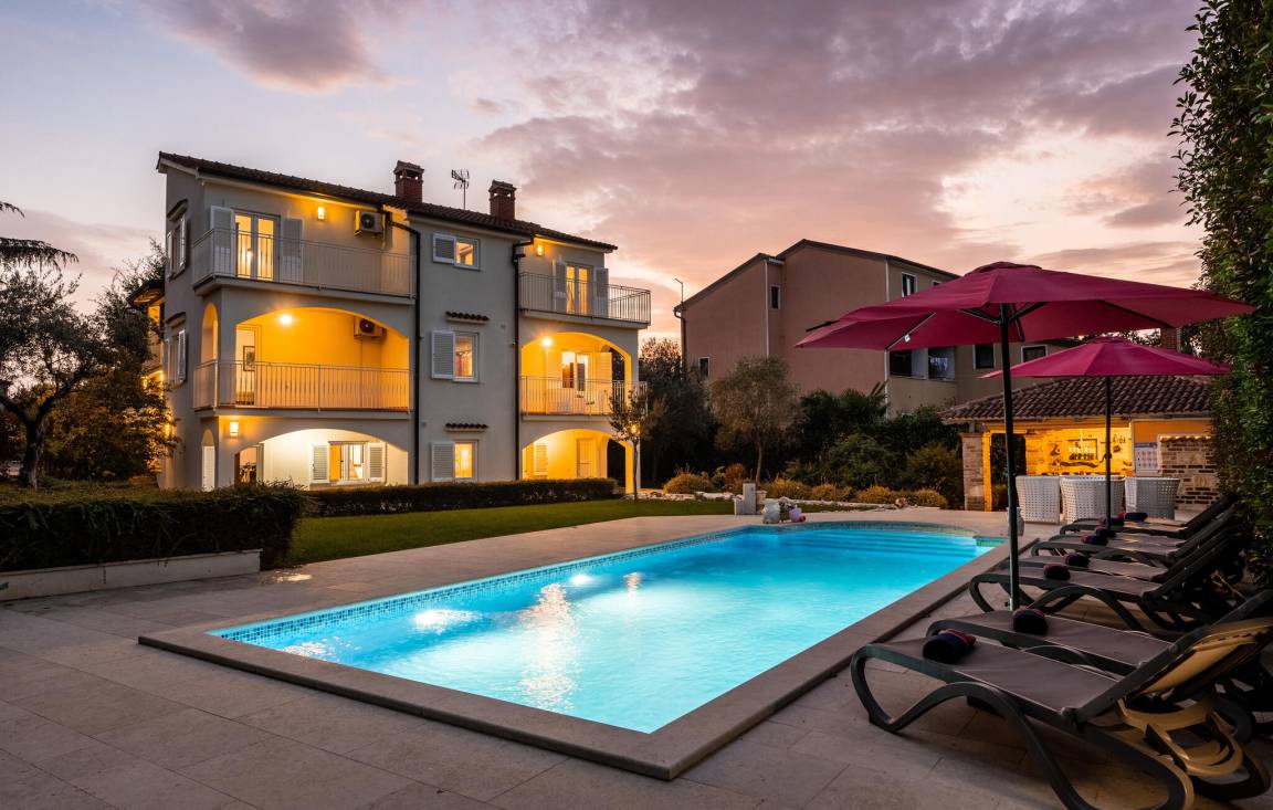 320 M² Ferienhaus ∙ 6 Schlafzimmer ∙ 12 Gäste - Poreč