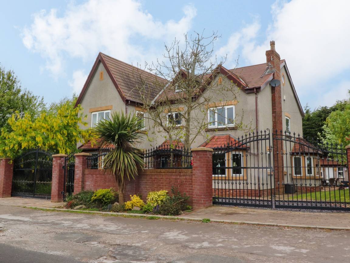 Cottage ∙ 4 Bedrooms ∙ 8 Guests - Poulton-le-Fylde