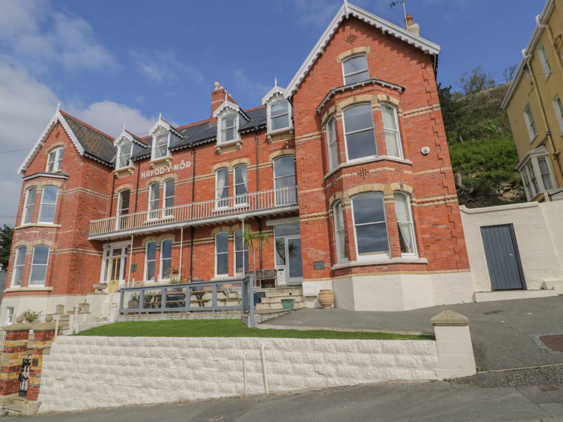 Cottage ∙ 8 Bedrooms ∙ 16 Guests - Llandudno