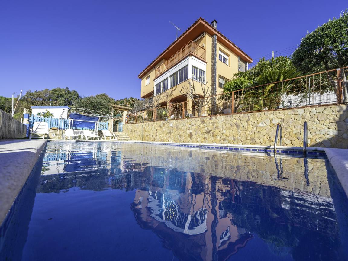 74 M² Apartamento ∙ 3 Habitaciones ∙ 6 Huéspedes - Arenys de Mar