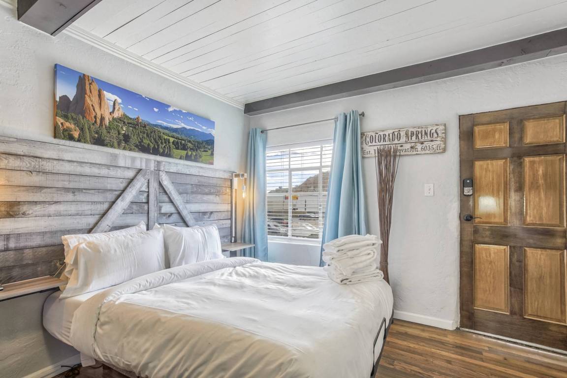 Hotel ∙ 1 Bedroom ∙ 2 Guests - Colorado Springs, CO