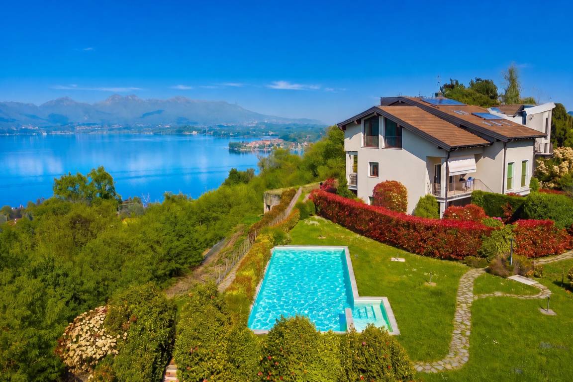 77 M² Apartment ∙ 2 Bedrooms ∙ 4 Guests - Arona, Italy