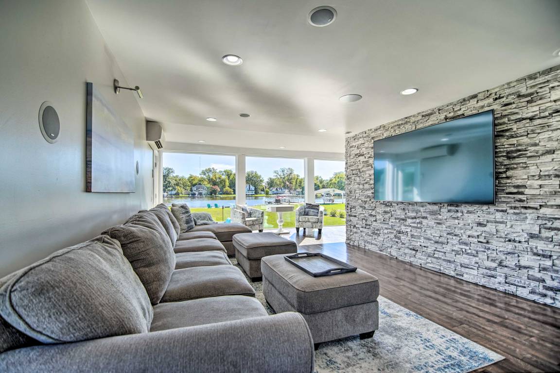 222 M² House ∙ 4 Bedrooms ∙ 8 Guests - Crystal Lake, IL