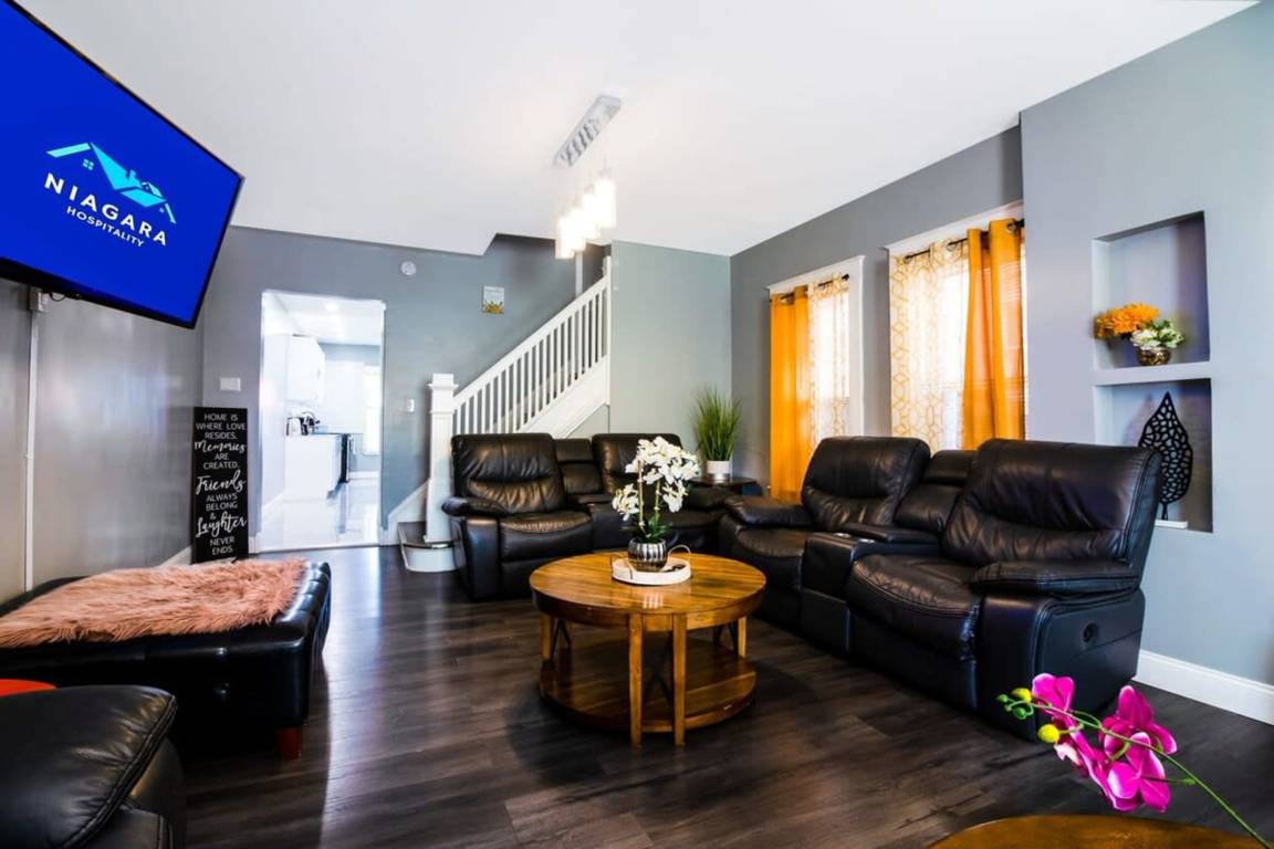 House ∙ 8 Bedrooms ∙ 18 Guests - Niagara Falls, NY