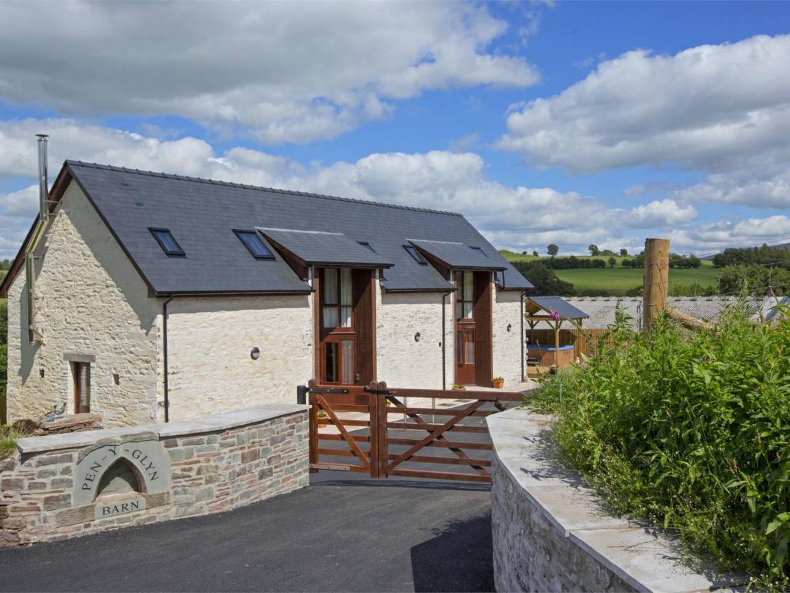 Cottage ∙ 6 Bedrooms ∙ 14 Guests - Brecon