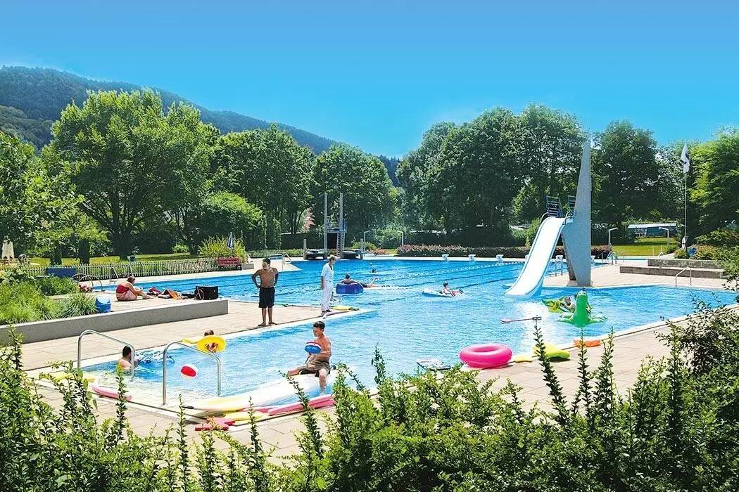 24 M² Caravan ∙ 3 Bedrooms ∙ 6 Guests - Black Forest