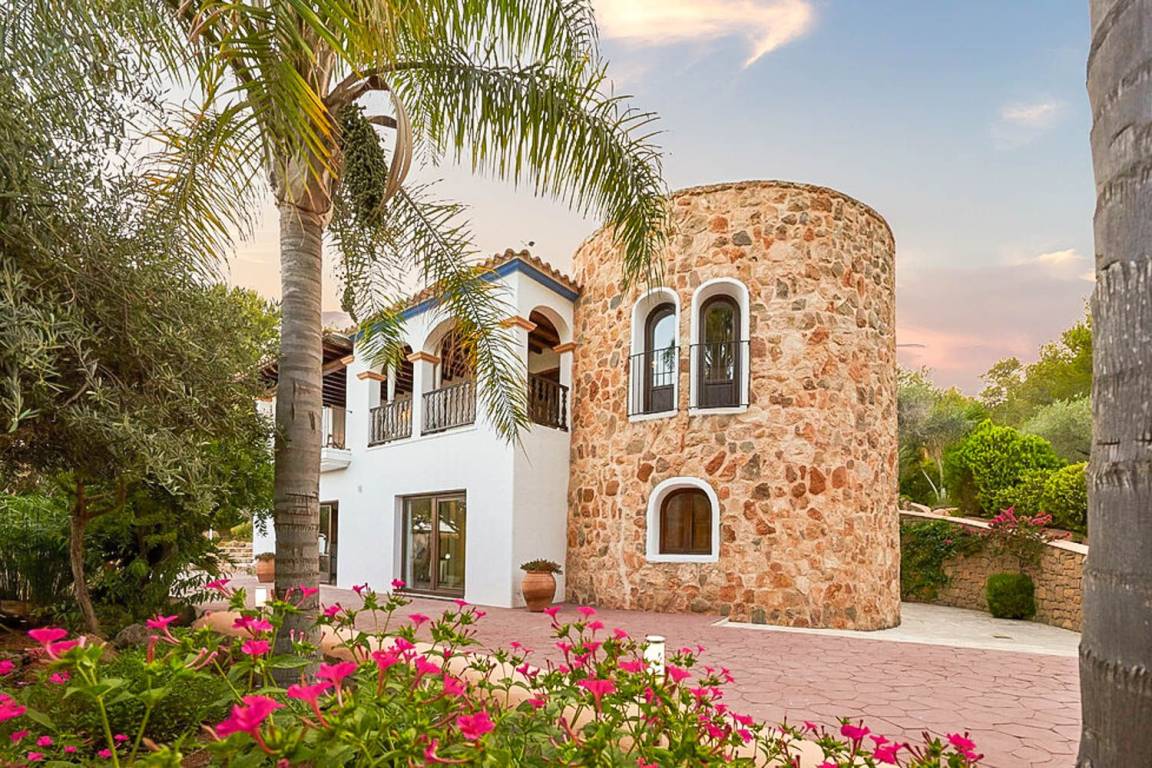 Villa ∙ 6 Habitaciones ∙ 12 Huéspedes - Islas de Ibiza