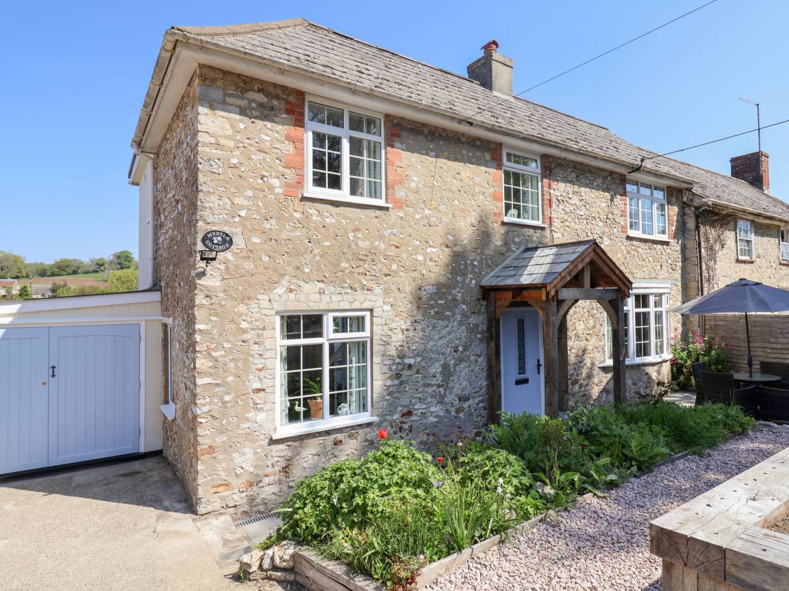 Cottage ∙ 2 Bedrooms ∙ 4 Guests - Lyme Regis