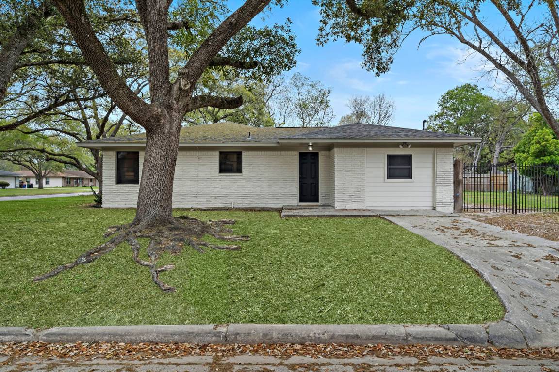 House ∙ 4 Bedrooms ∙ 8 Guests - Baytown, TX