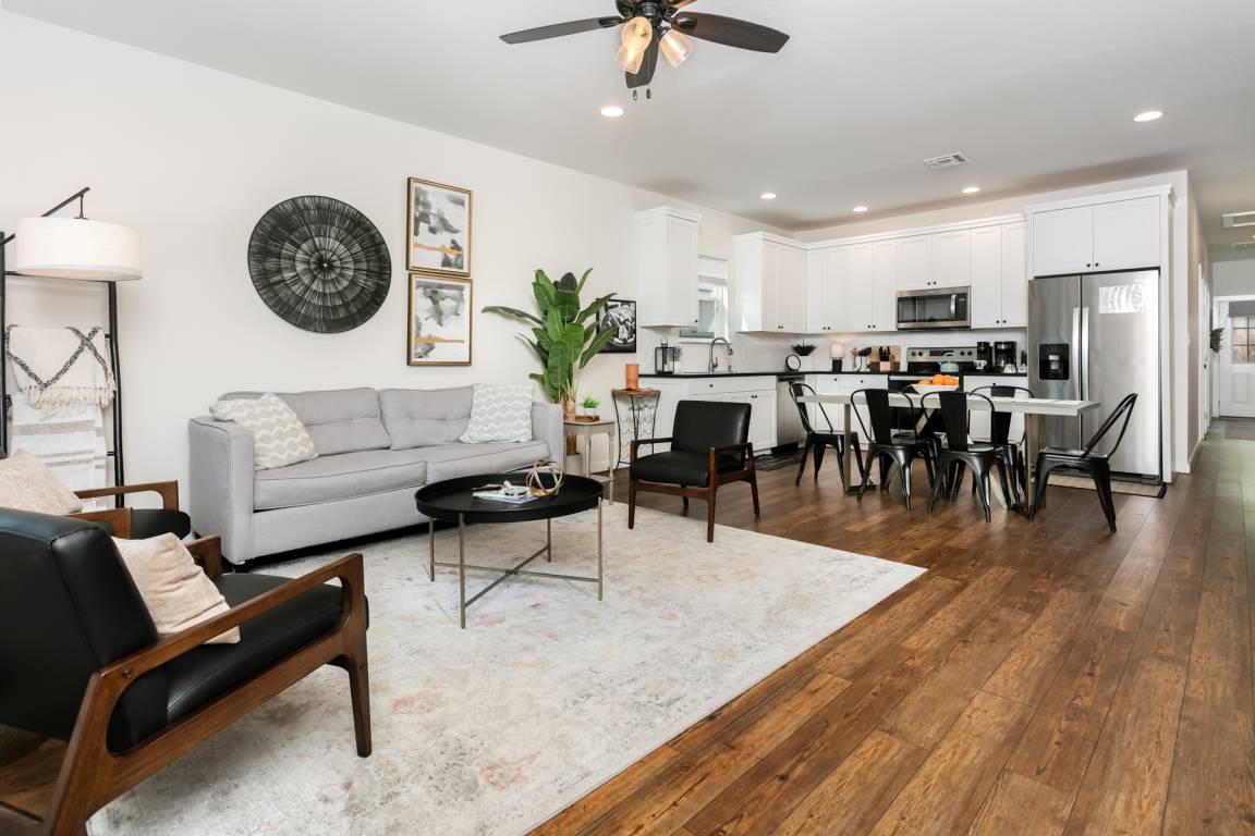 Hotel ∙ 3 Bedrooms ∙ 6 Guests - Fredericksburg, TX