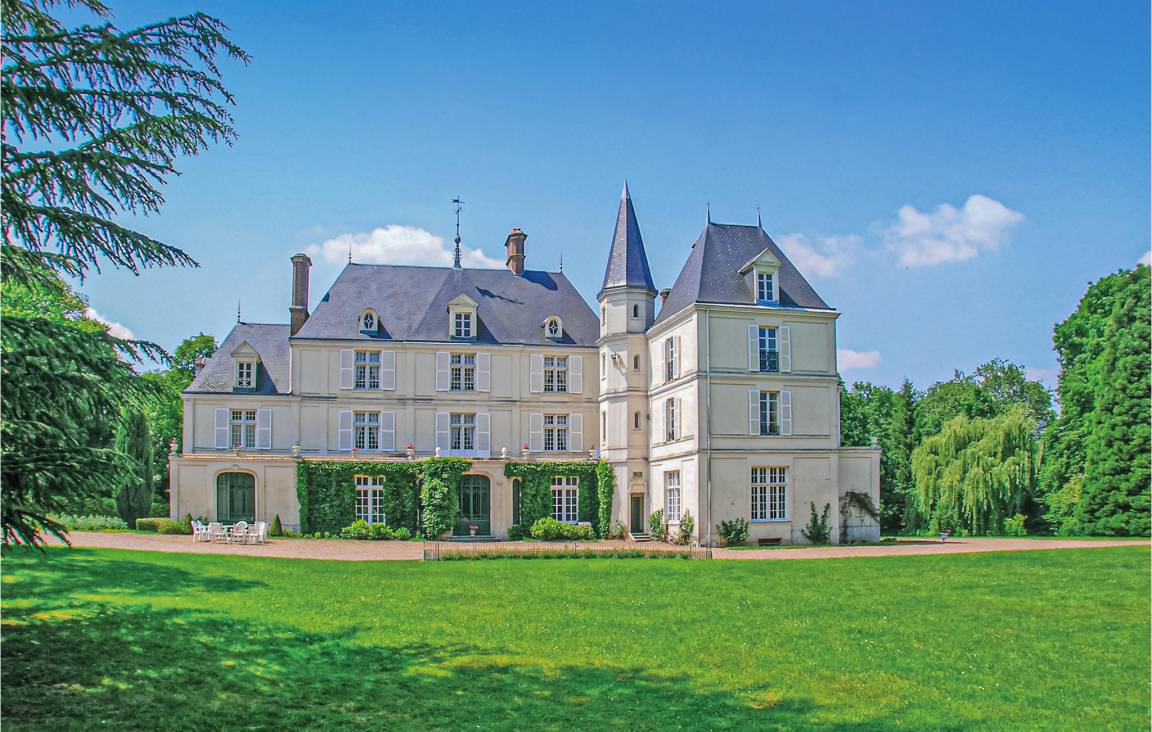 600 M² House ∙ 10 Bedrooms ∙ 18 Guests - Noailles