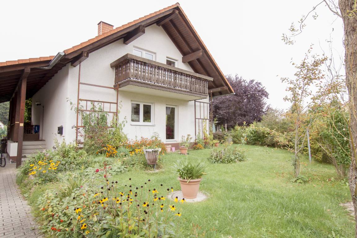 Ferienwohnung ∙ 2 Schlafzimmer ∙ 4 Gäste - Bad Klosterlausnitz