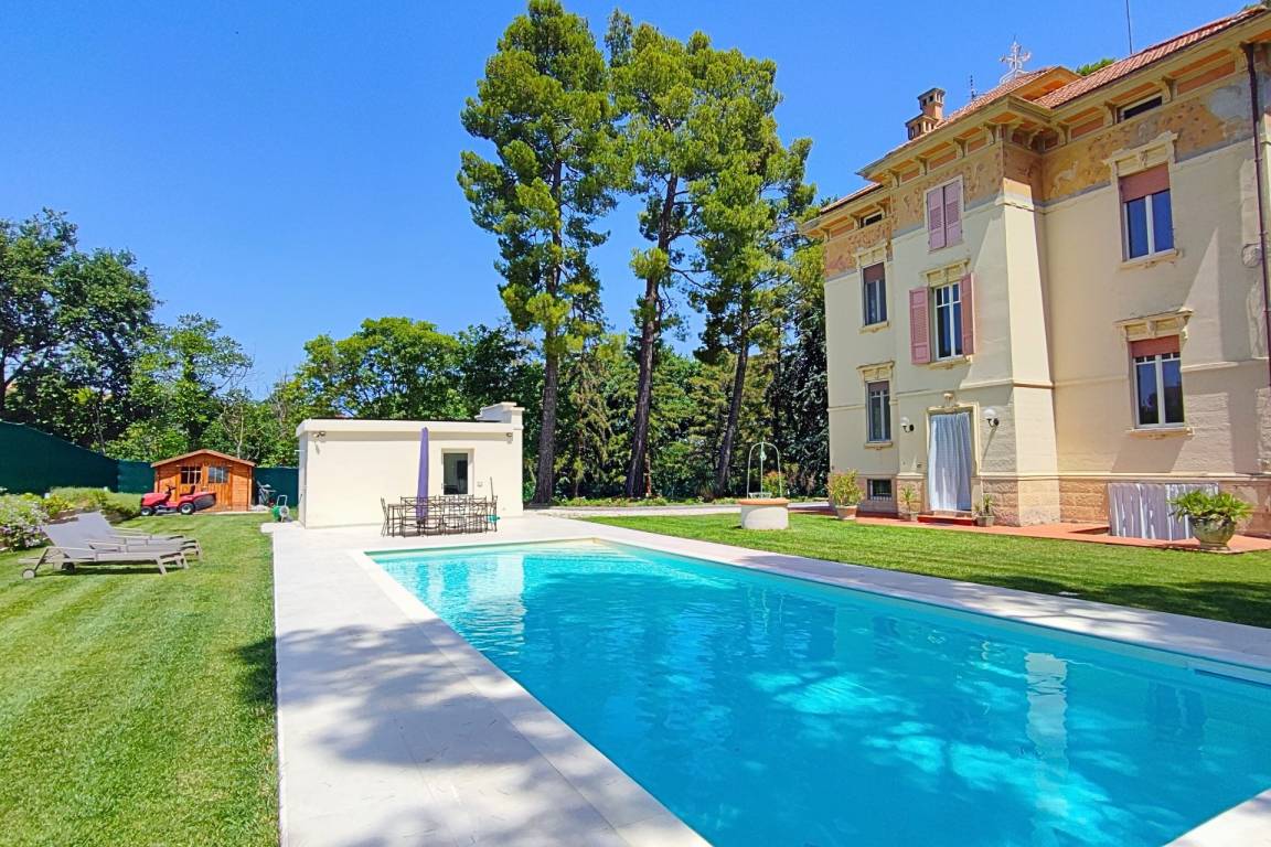 350 M² Villa ∙ 6 Chambres ∙ 12 Personnes - Marches