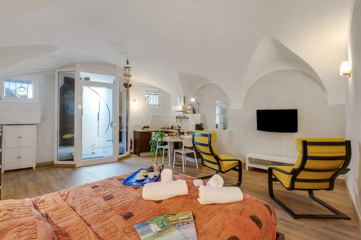 52 M² Studio Flat ∙ 2 Guests - Gardone Riviera