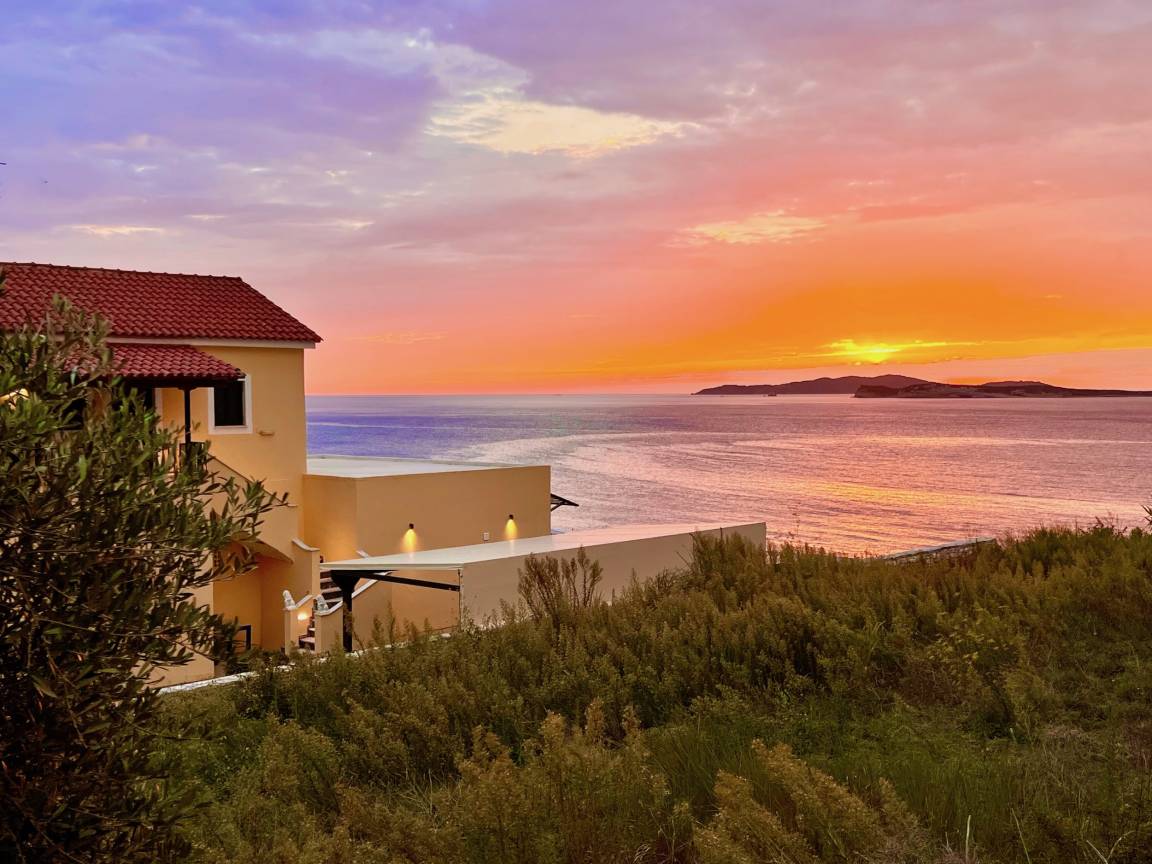 250 M² Villa ∙ 7 Bedrooms ∙ 14 Guests - Greece