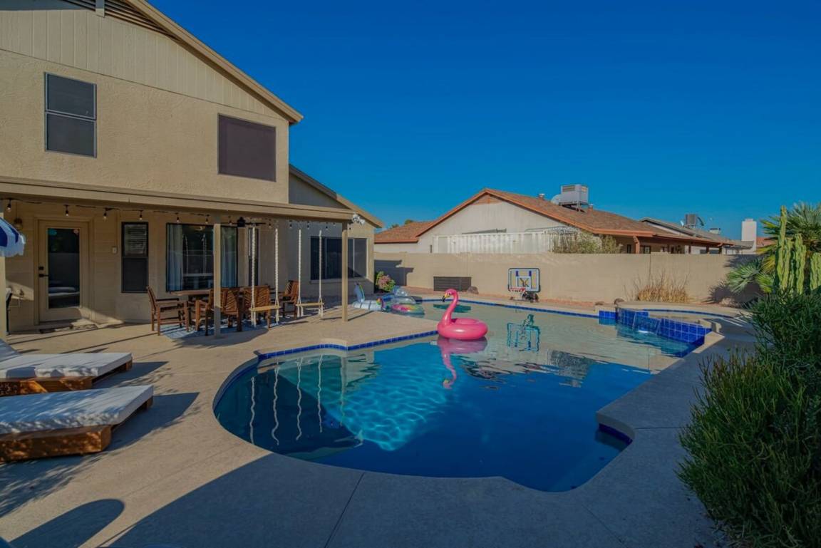 Apartment ∙ 6 Bedrooms ∙ 20 Guests - Sun City, AZ