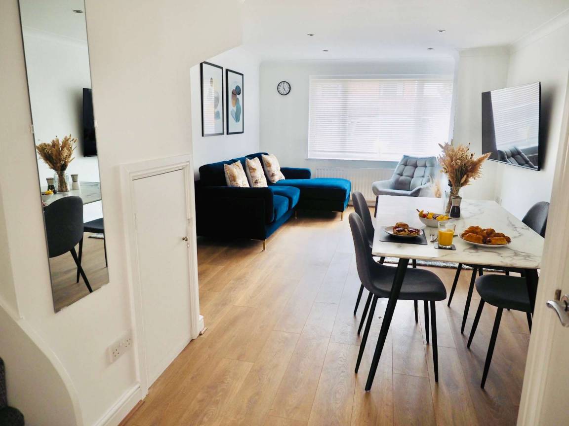 74 M² House ∙ 2 Bedrooms ∙ 4 Guests - Taunton
