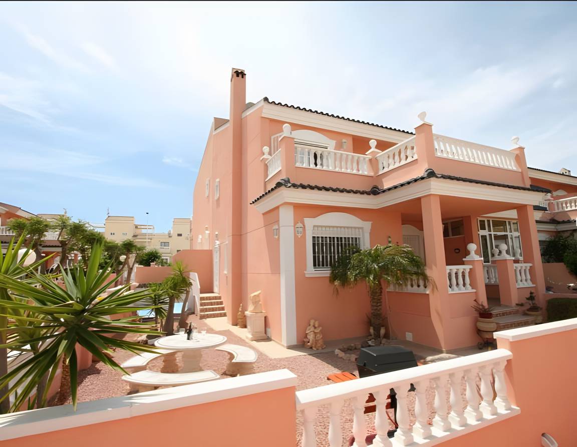89 M² Bungalow ∙ 3 Habitaciones ∙ 6 Huéspedes - Alicante