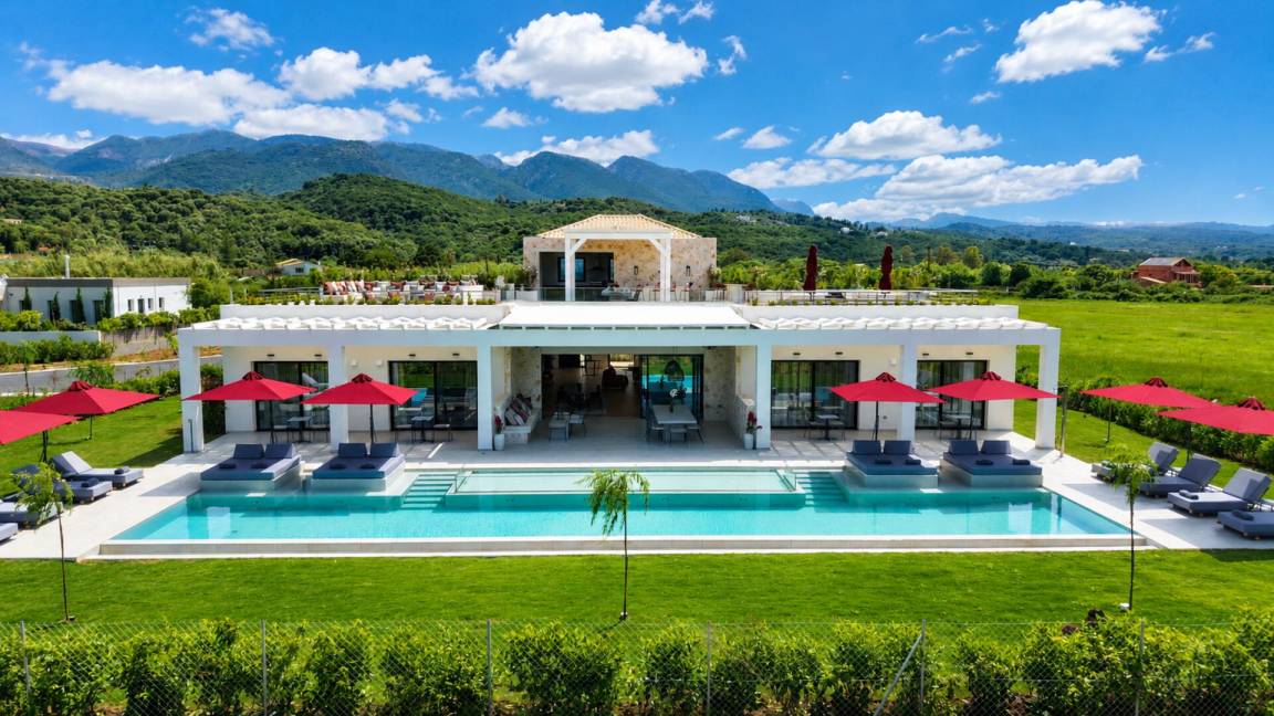 340 M² Villa ∙ 7 Bedrooms ∙ 14 Guests - Kassiopi