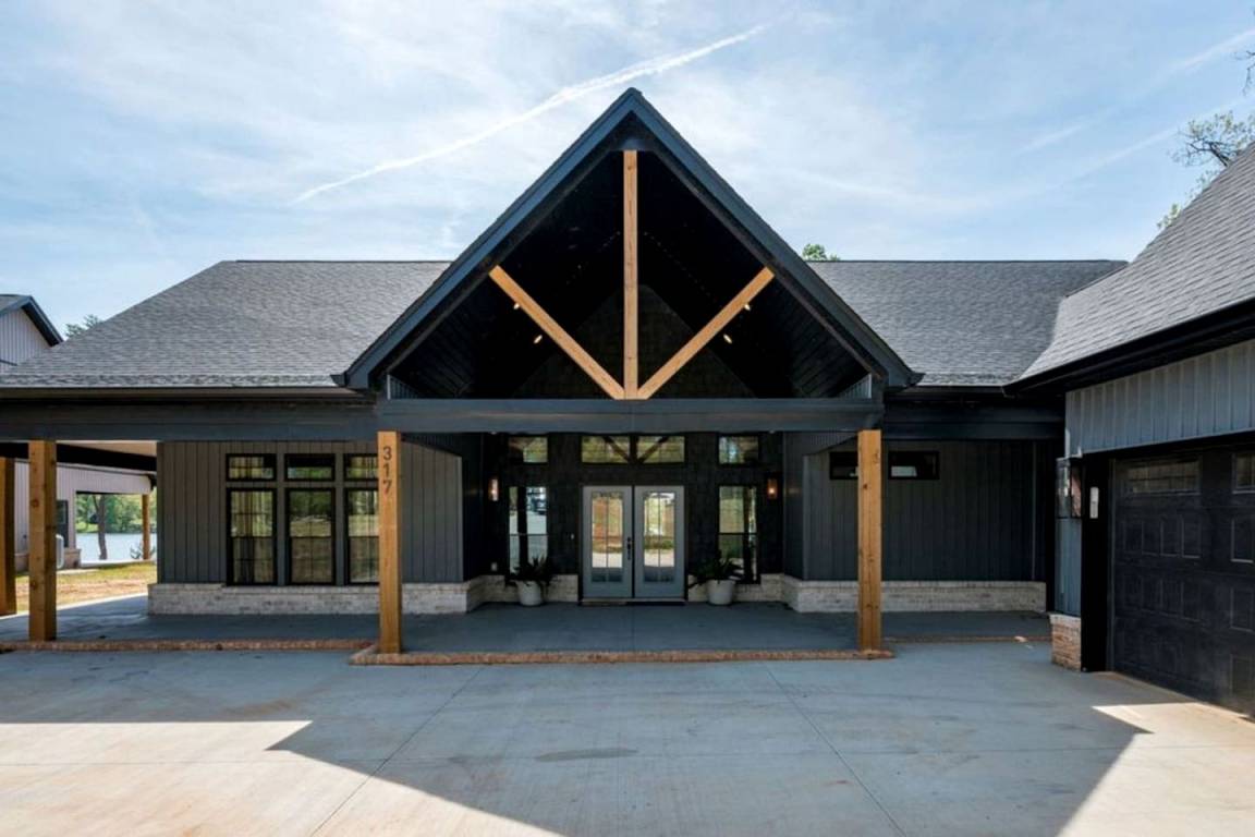House ∙ 4 Bedrooms ∙ 12 Guests - Smith Mountain Lake, VA