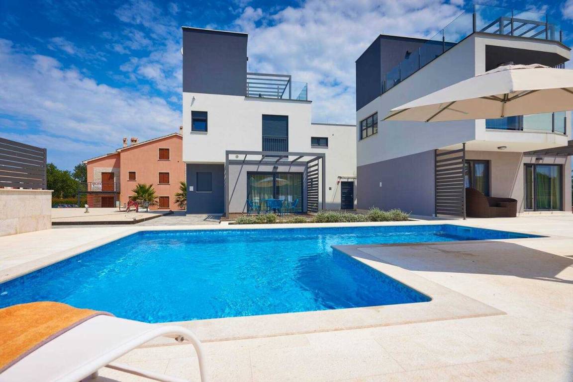 110 M² Accommodation ∙ 2 Bedrooms ∙ 5 Guests - Banjole
