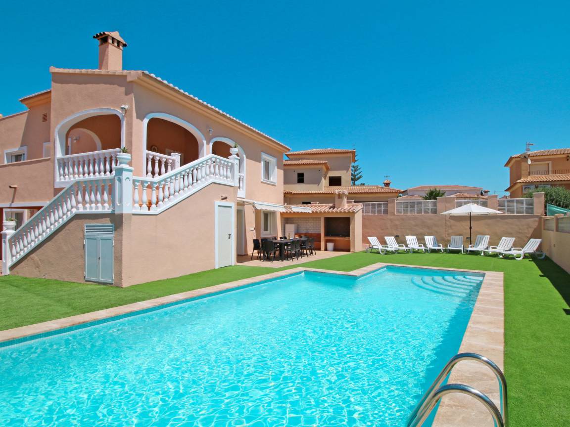 318 M² Ferienhaus ∙ 8 Schlafzimmer ∙ 17 Gäste - Calp