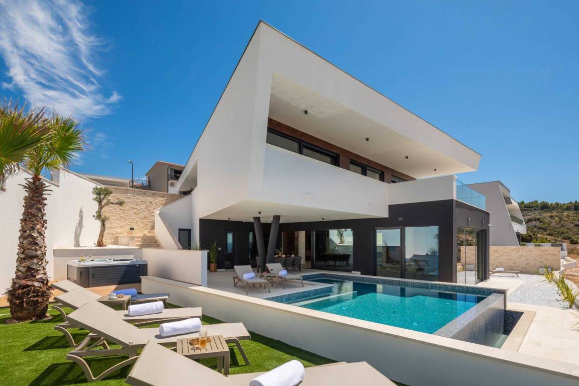 300 M² Villa ∙ 4 Bedrooms ∙ 10 Guests - Primošten