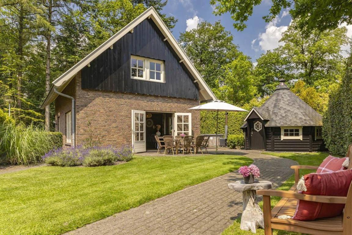 250 M² Ferienhaus ∙ 8 Schlafzimmer ∙ 16 Gäste - Enschede