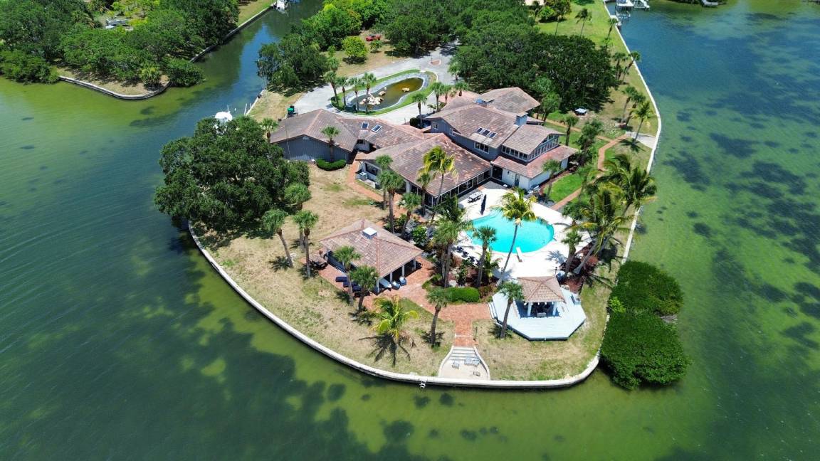 706 M² House ∙ 6 Bedrooms ∙ 20 Guests - Cocoa Beach, FL