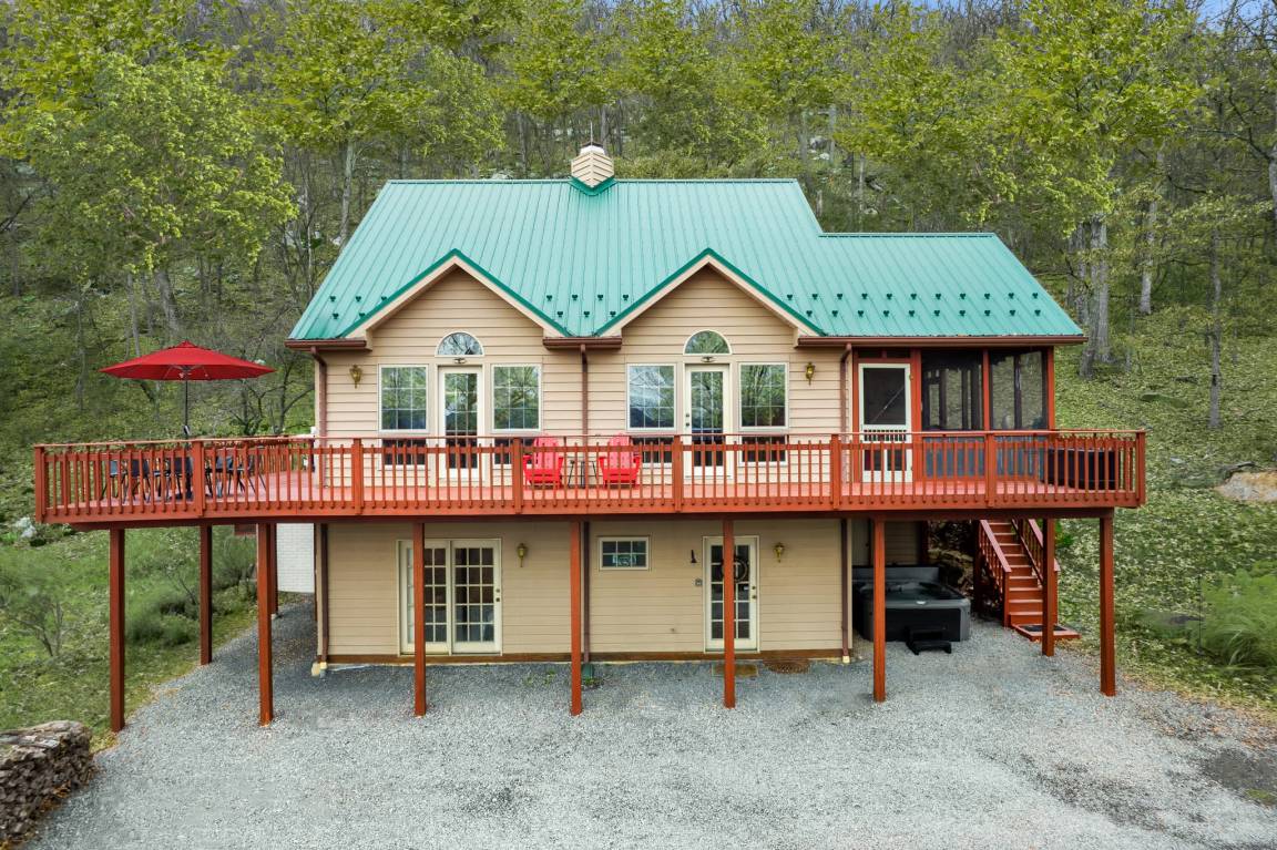 196 M² Cabin ∙ 5 Bedrooms ∙ 13 Guests - Berkeley Springs, WV