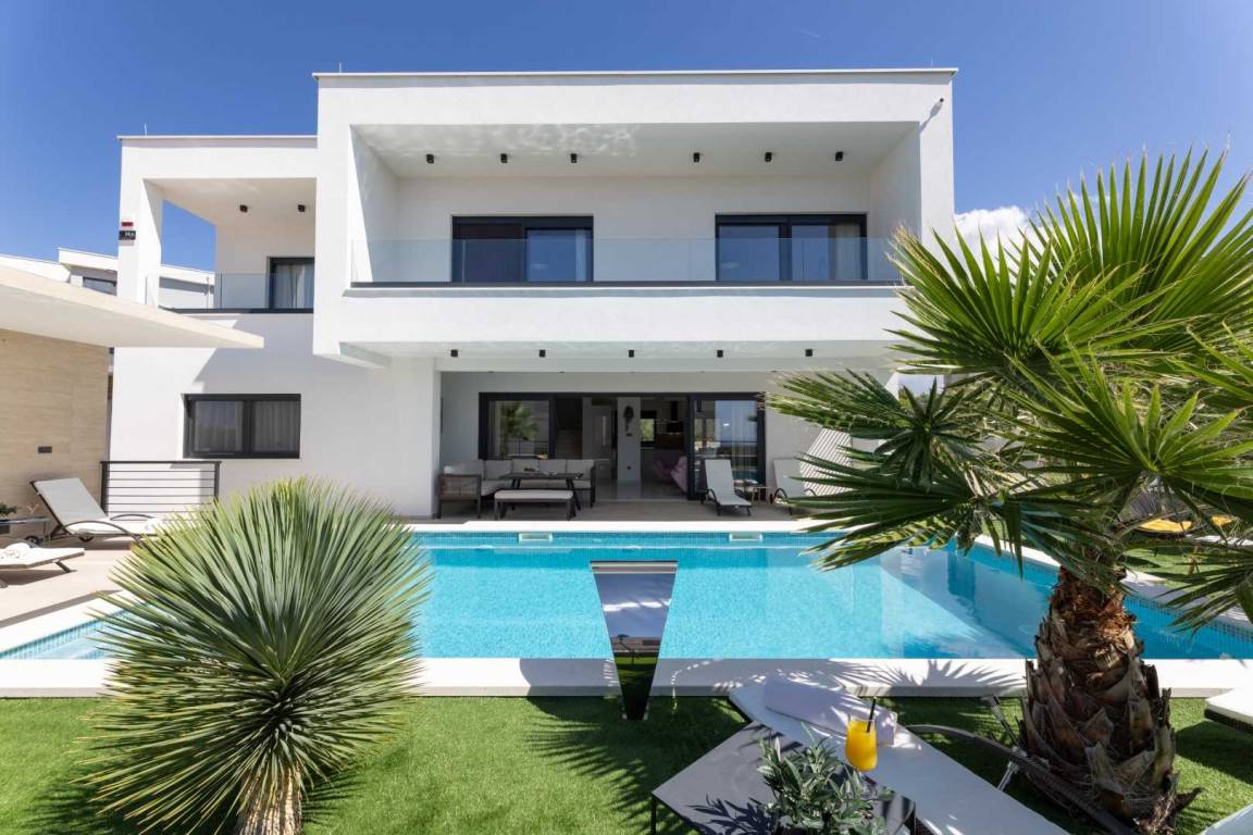 300 M² Villa ∙ 4 Bedrooms ∙ 10 Guests - Primošten