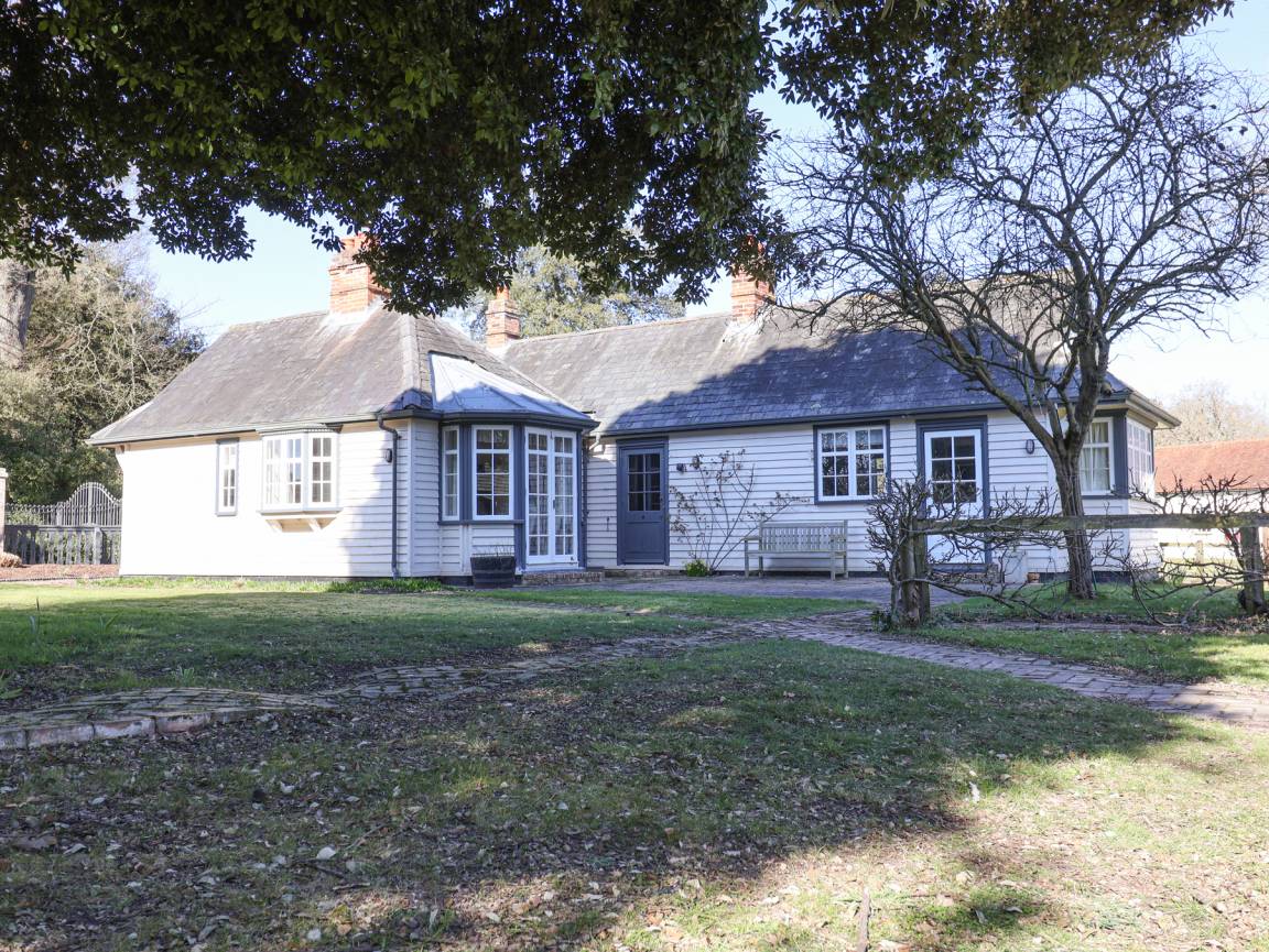 Cottage ∙ 2 Bedrooms ∙ 4 Guests - Clacton-on-Sea