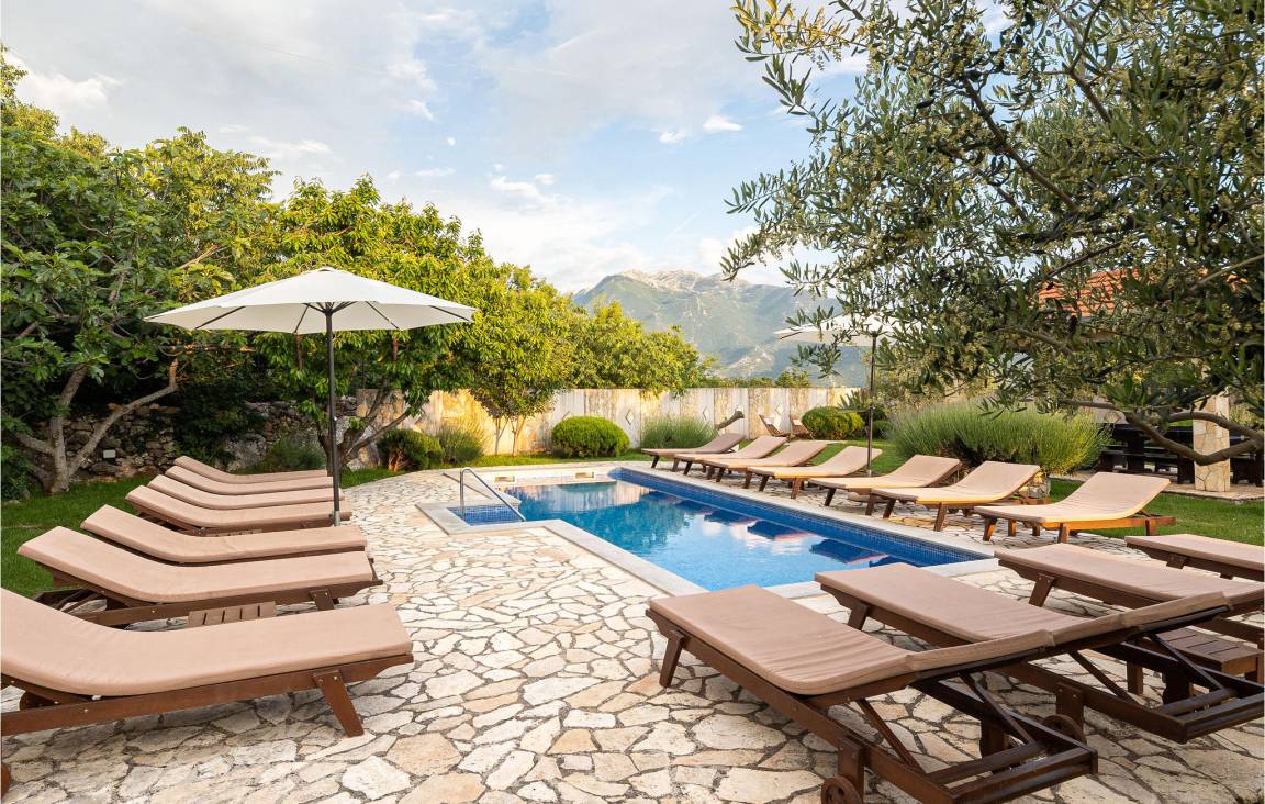 250 M² Maison De Vacances ∙ 6 Chambres ∙ 18 Personnes - Brela