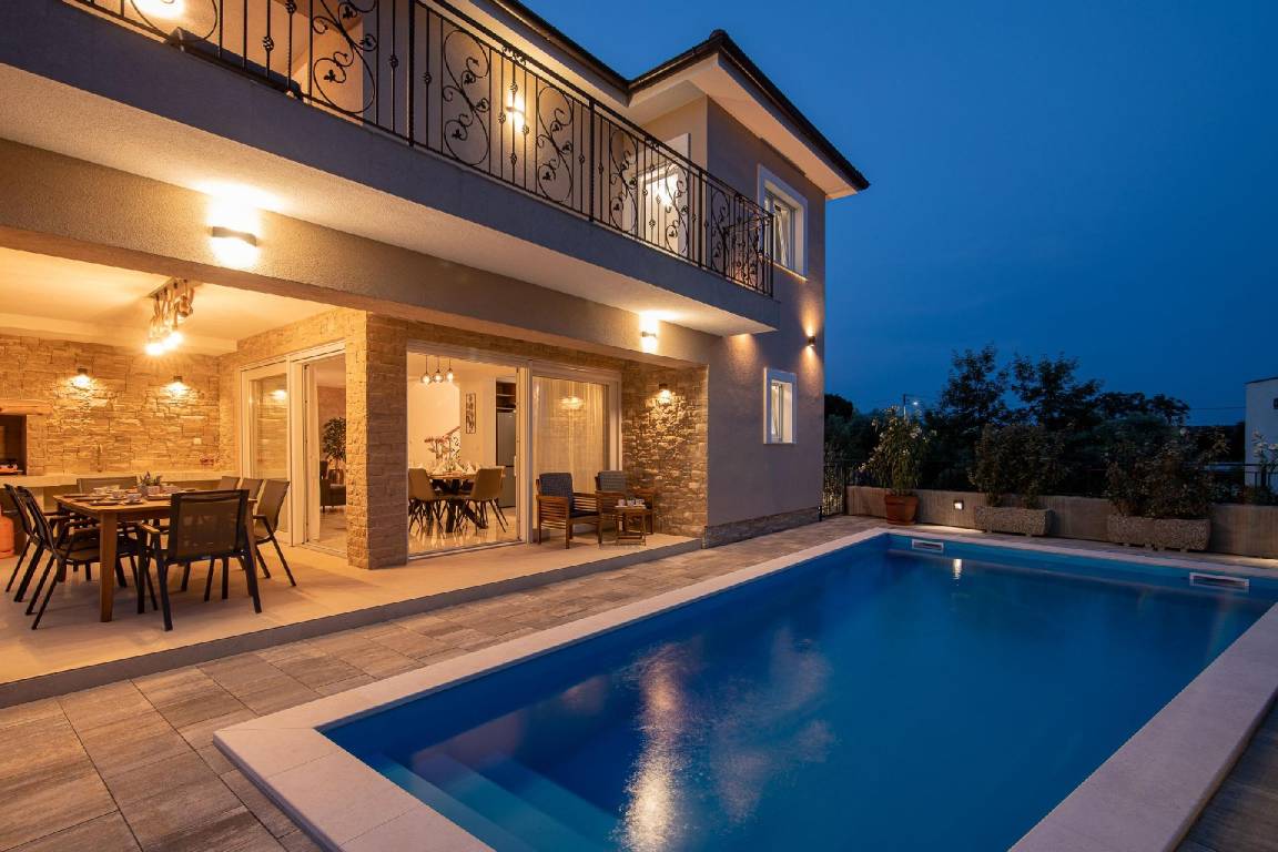 210 M² House ∙ 4 Bedrooms ∙ 8 Guests - Cres
