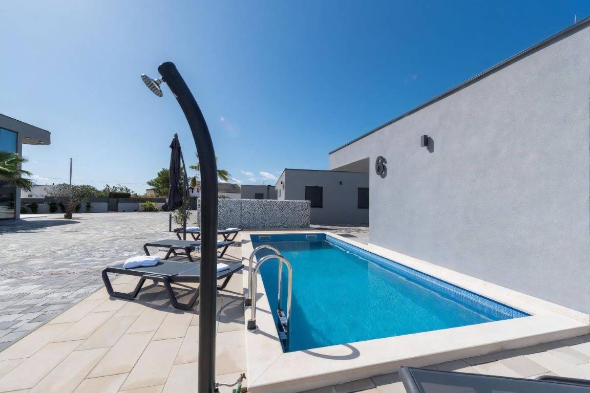 Villa ∙ 16 Habitaciones ∙ 32 Huéspedes - Vir