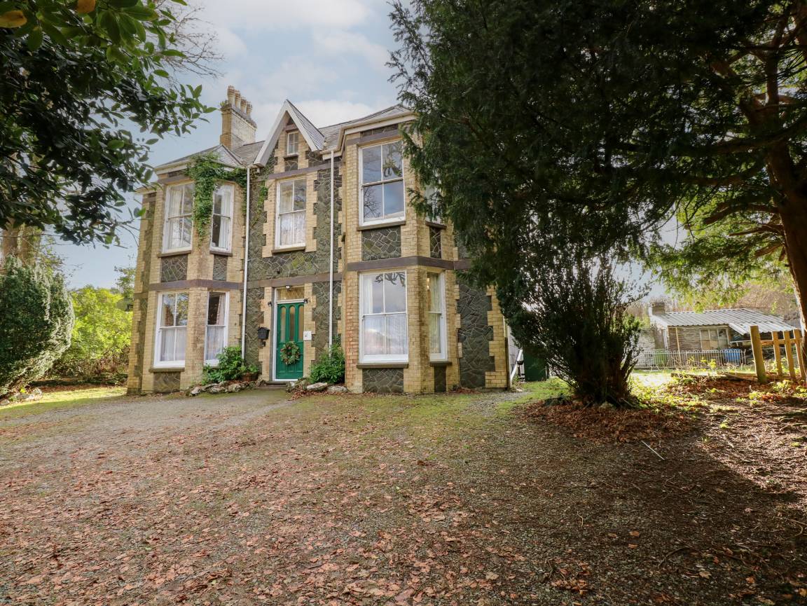 Cottage ∙ 6 Bedrooms ∙ 17 Guests - Anglesey