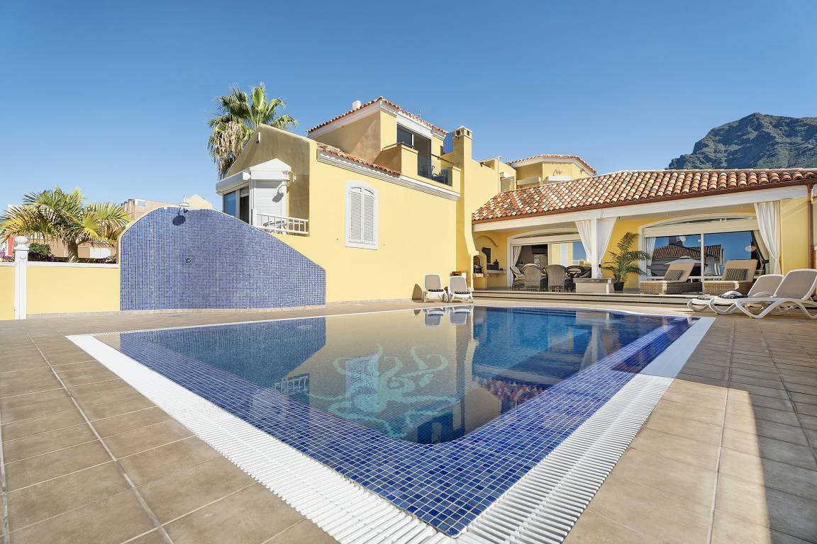 255 M² Villa ∙ 4 Bedrooms ∙ 8 Guests - Costa Adeje