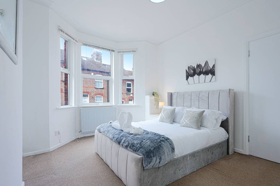 110 M² House ∙ 5 Bedrooms ∙ 10 Guests - Harpenden