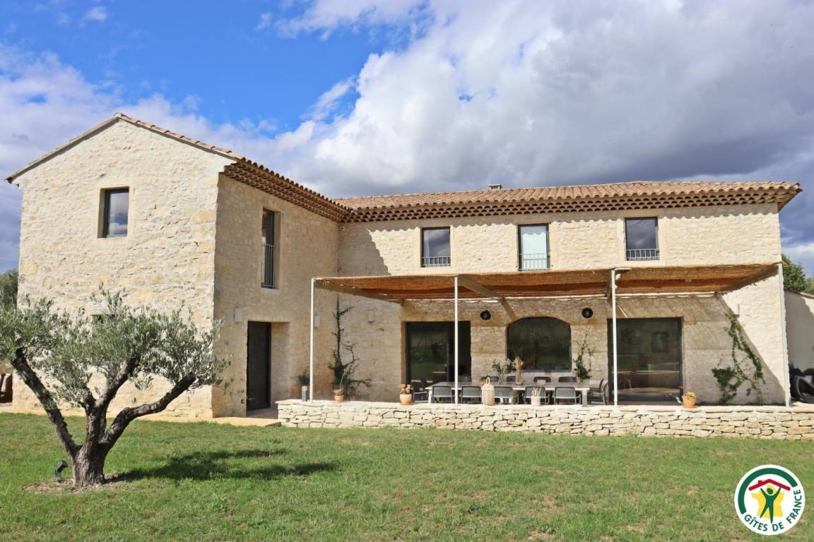 300 M² Gîte ∙ 6 Chambres ∙ 14 Personnes - Montélimar