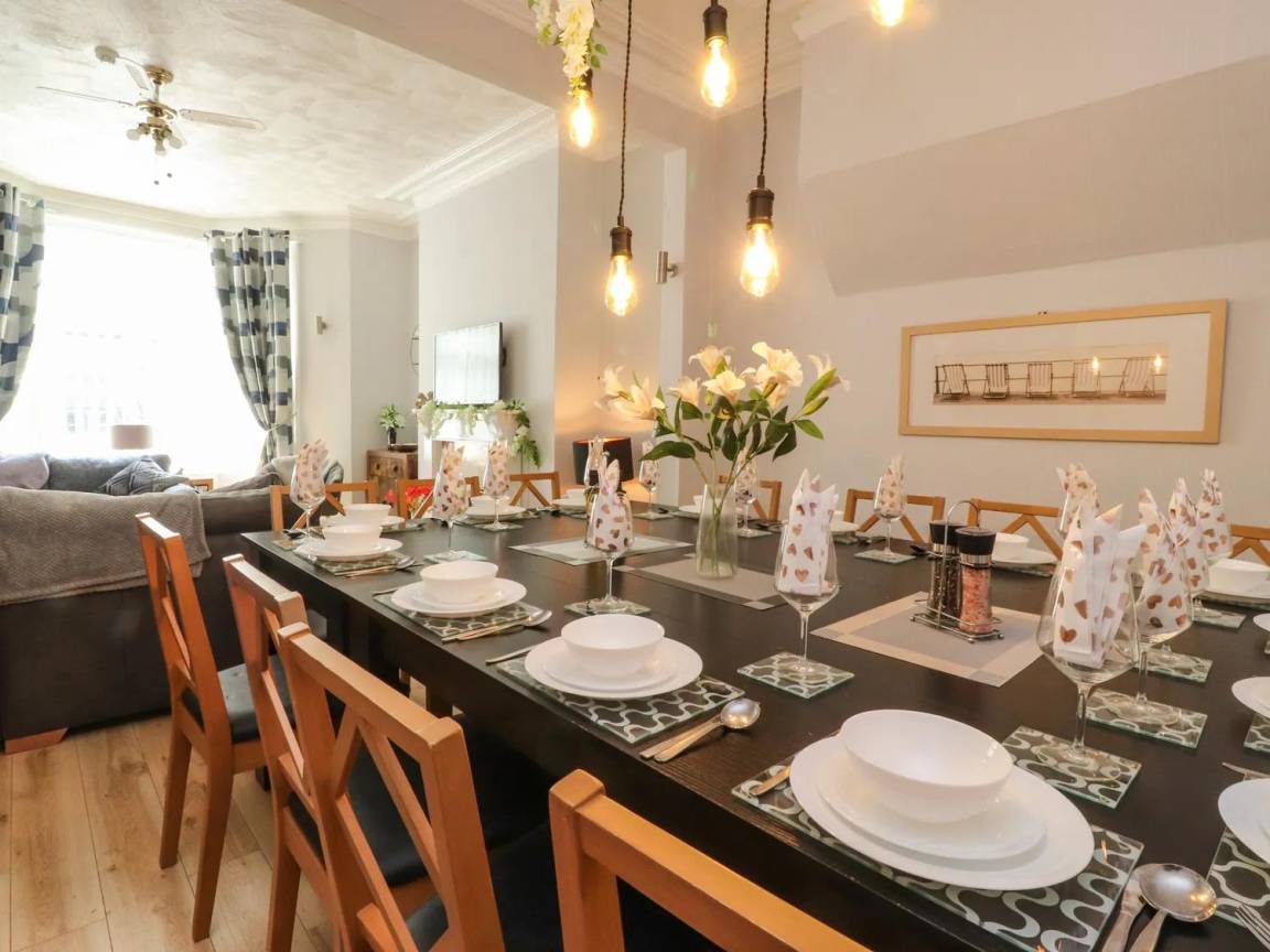 140 M² House ∙ 7 Bedrooms ∙ 14 Guests - Lytham St Annes