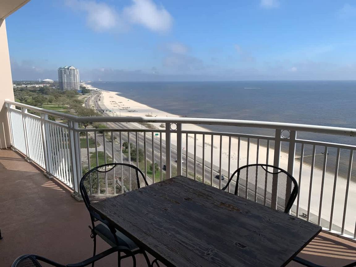 Apartment ∙ 2 Bedrooms ∙ 4 Guests - Gulfport, MS