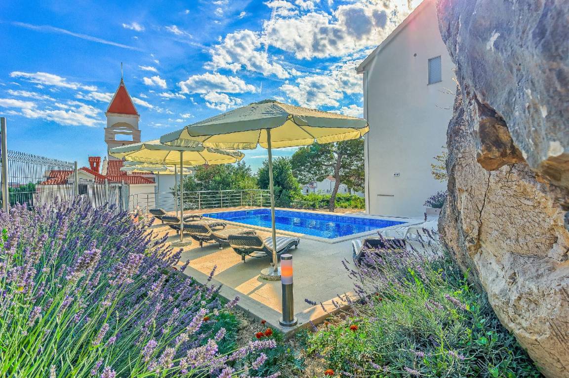 200 M² House ∙ 3 Bedrooms ∙ 8 Guests - Podstrana
