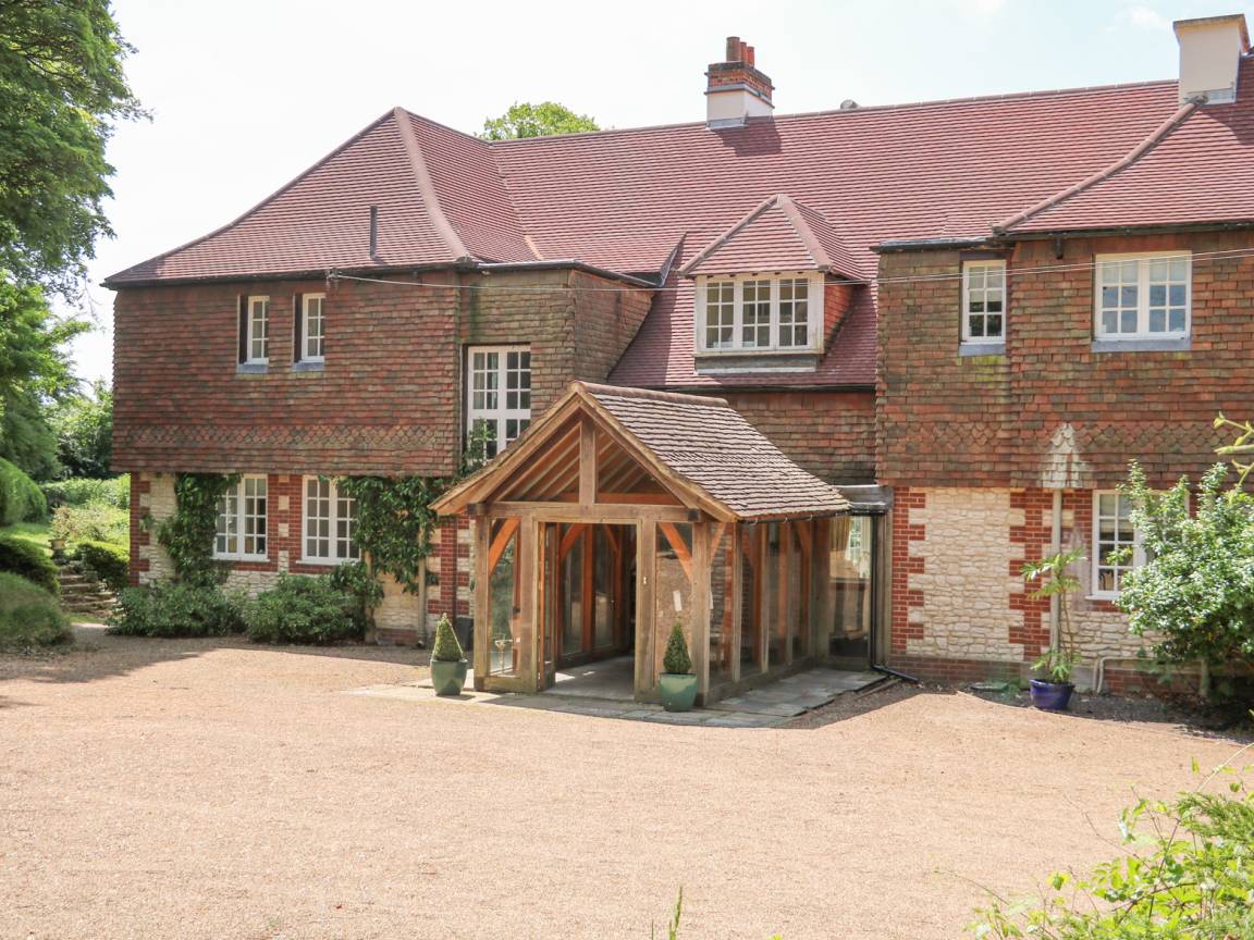 Cottage ∙ 8 Bedrooms ∙ 15 Guests - Fareham