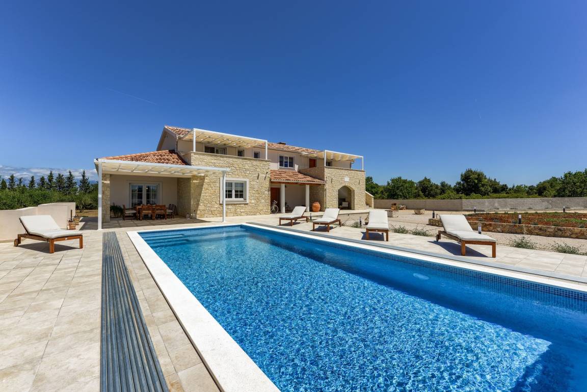 300 M² Villa ∙ 4 Bedrooms ∙ 8 Guests - Nin